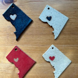 Painting ceramic signs and ornaments - Studio Kusi
