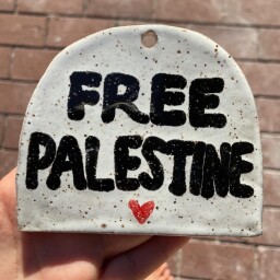 Painting ceramic signs and ornaments - Studio Kusi