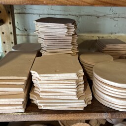 Painting ceramic signs and ornaments - Studio Kusi